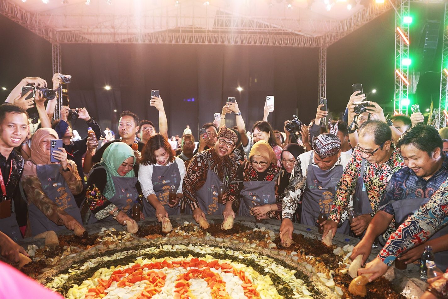 Surabaya Hidupkan Memori THR-TRS Lewat Festival Rujak Uleg 2025 - Trigger
