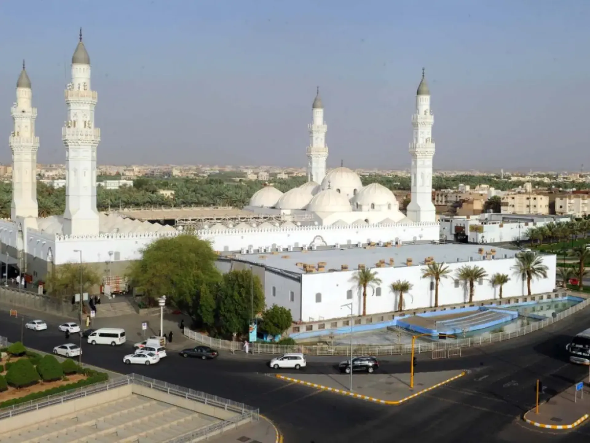Quba, Masjid Bersejarah dengan Keutamaan Beribadah Di Dalamnya - Trigger