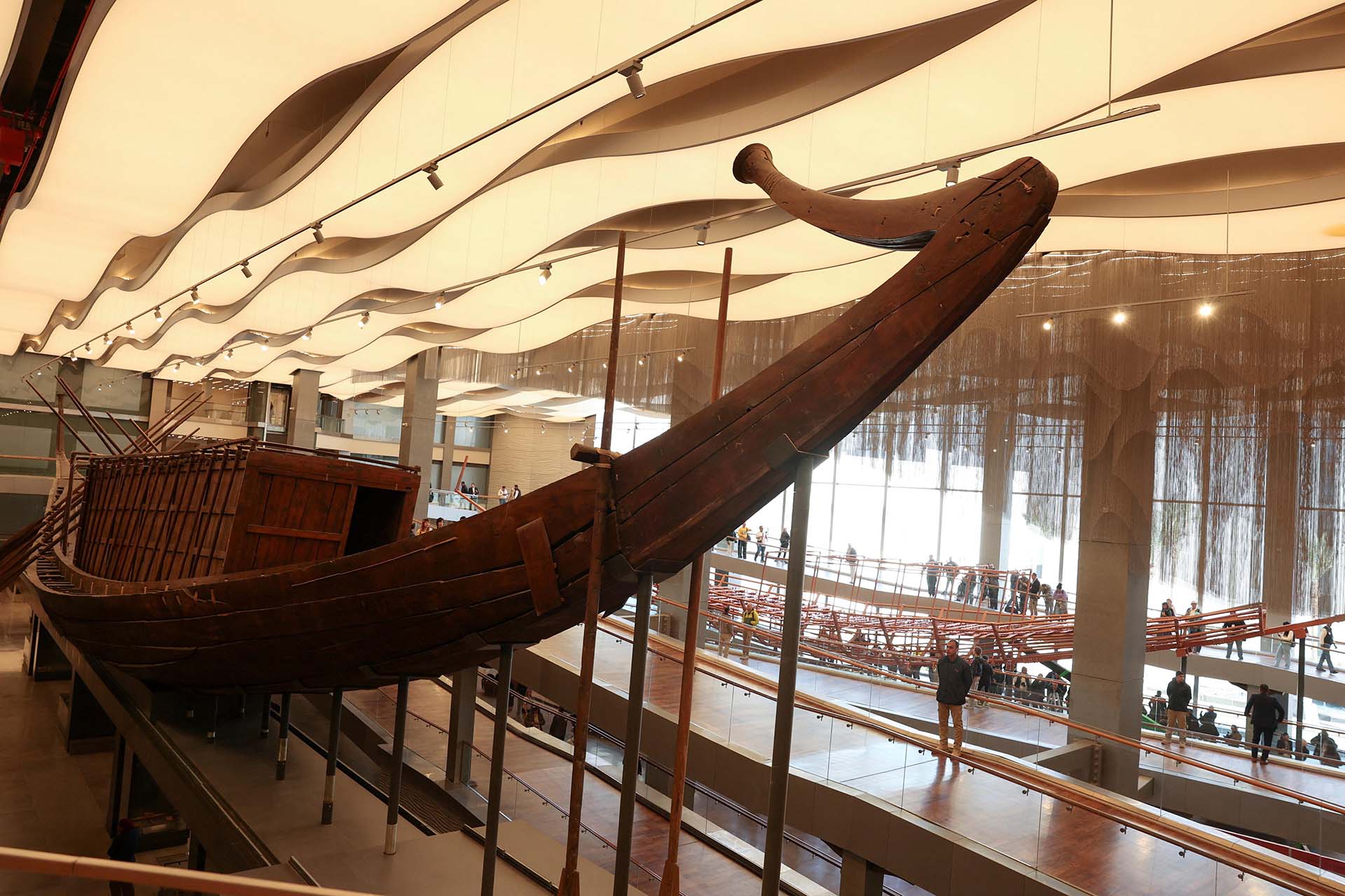 Kapal yang Menantang Waktu: Restorasi Kapal Firaun Khufu di Grand ...